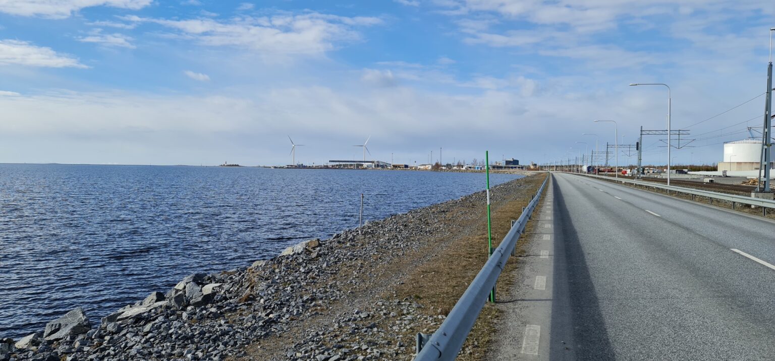 Port of Umeå and the ferry approaching Vaasa - Project Cargo Weekly