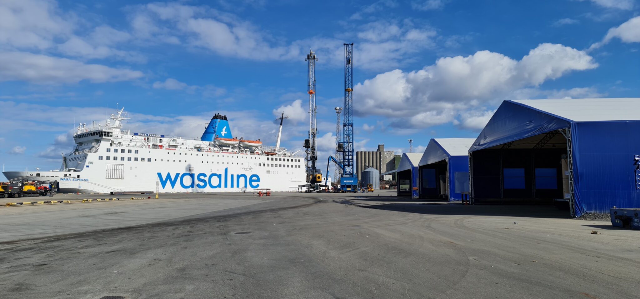 Port of Umeå and the ferry approaching Vaasa - Project Cargo Weekly