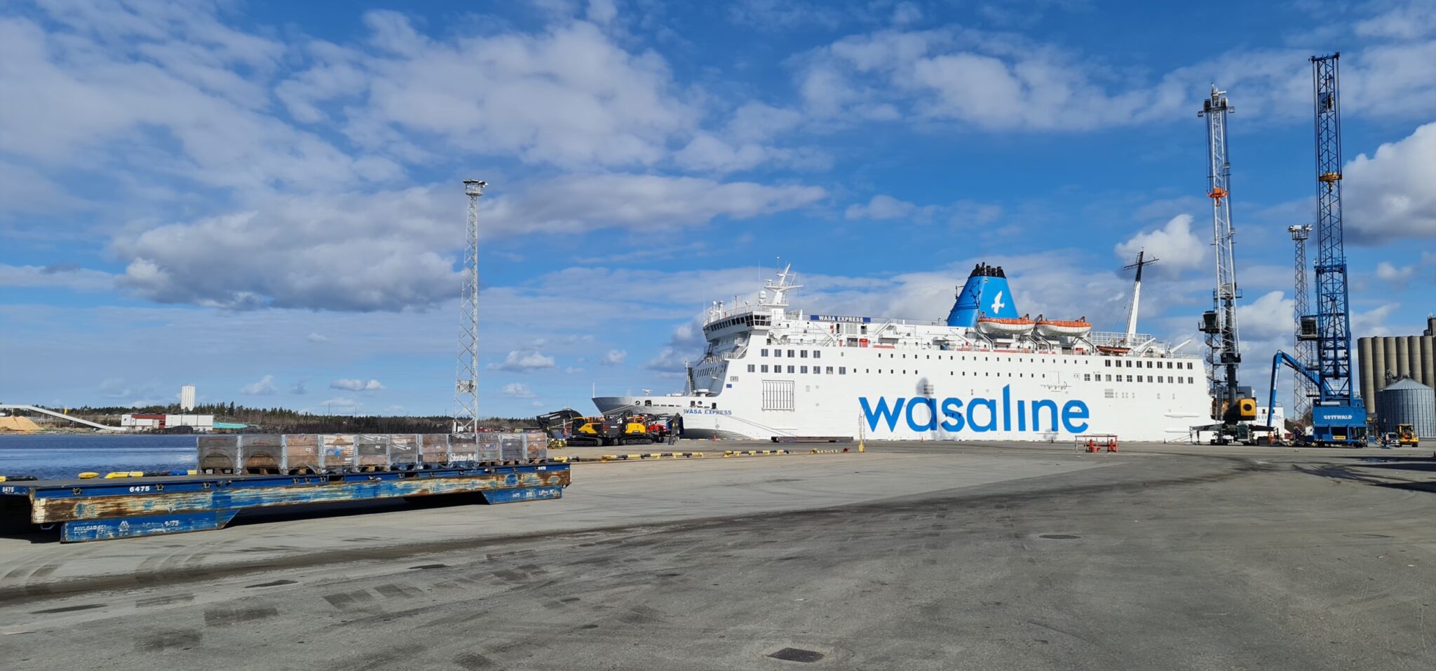 Port of Umeå and the ferry approaching Vaasa - Project Cargo Weekly