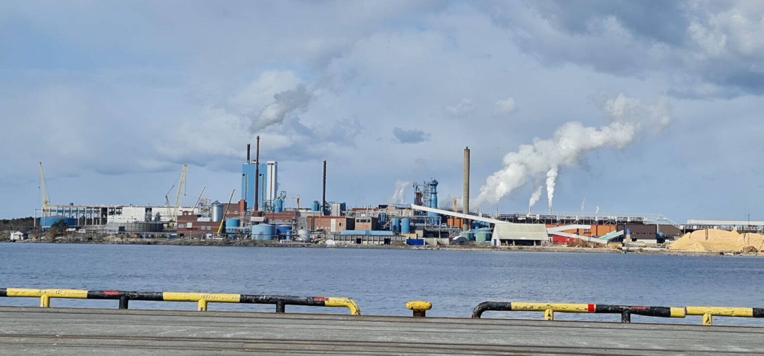 Port of Umeå and the ferry approaching Vaasa - Project Cargo Weekly